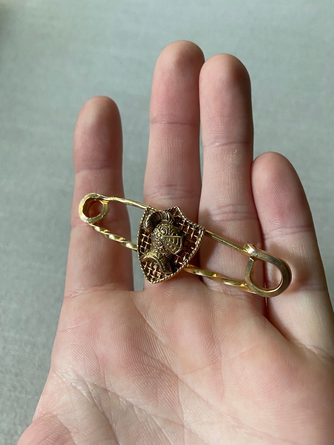 Vintage 1980's Gold Safety Pin With A Knight and Sheild - Etsy