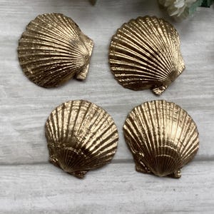 Set of 4 Gold Mini Scallop Shell Decorations. William Morris Celandine ...