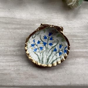 Set of 4 Gold Mini Scallop Shell Decorations. William Morris Celandine ...