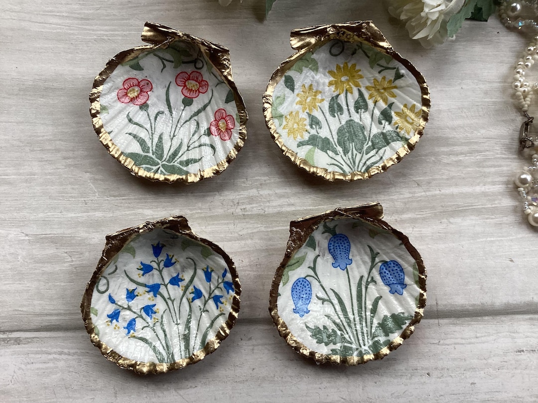 Set of 4 Gold Mini Scallop Shell Decorations. William Morris Celandine ...