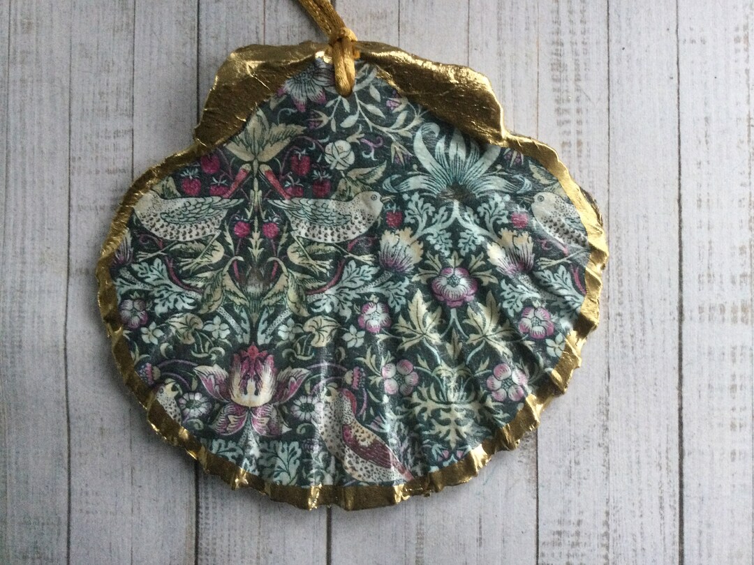 William Morris Strawberry Thief Design. Scallop Shell. Gilt Edged Shell ...
