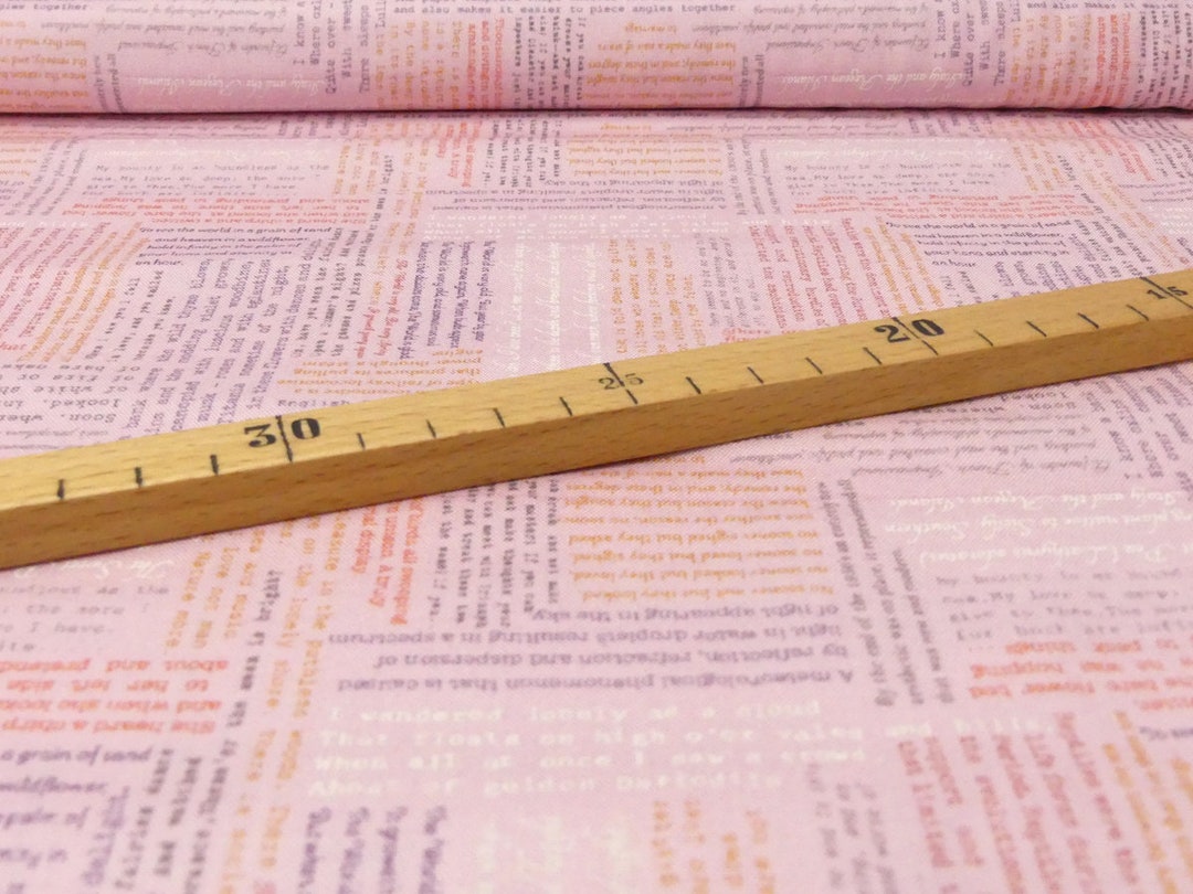 Schrift von Lewis and Irene Bookworm Text rosa Patchworkstoff Bücher ...