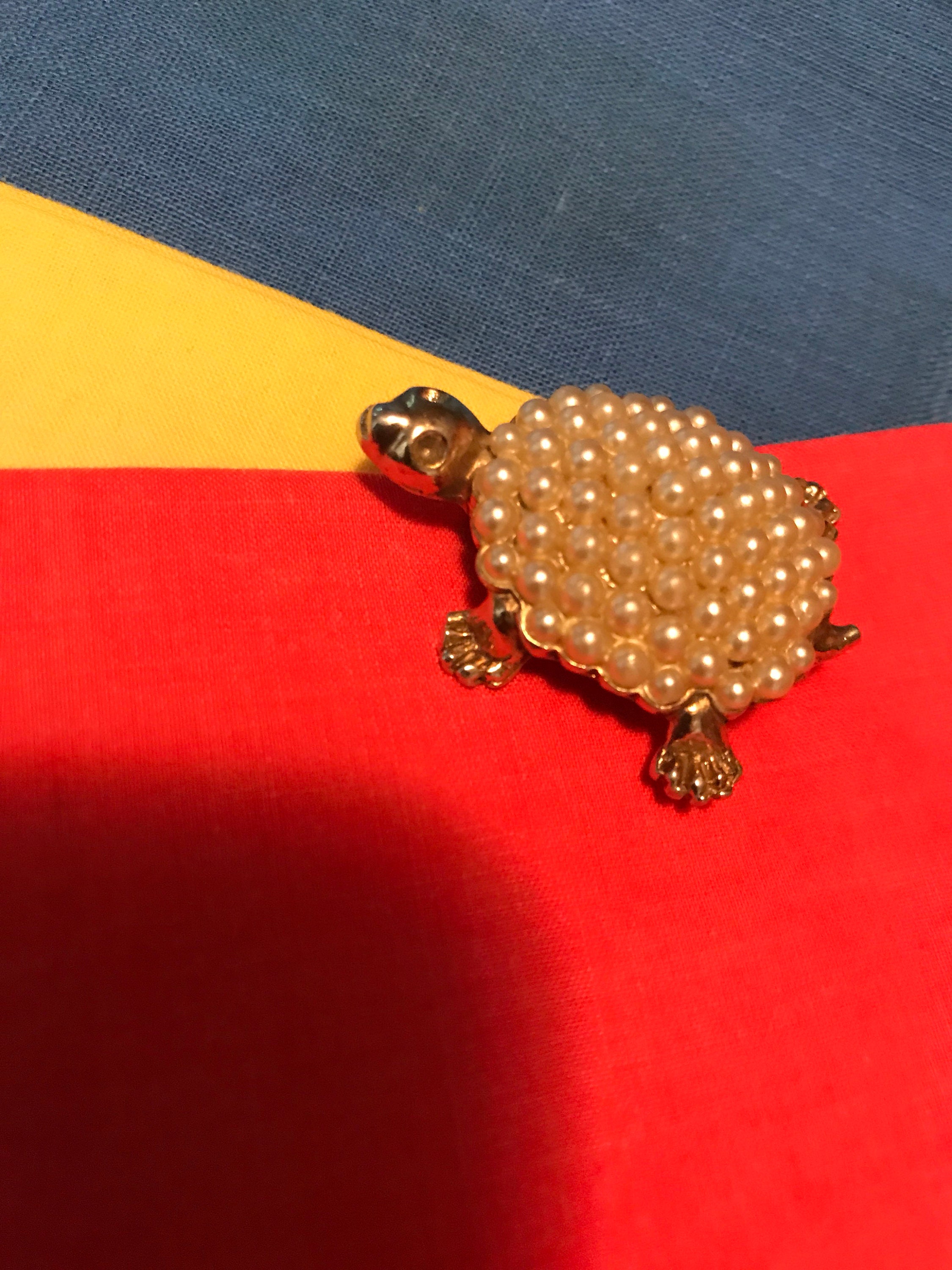 A very Pretty Old Vintage Goldtone Turtle Figural Pin with Faux Pearl ...