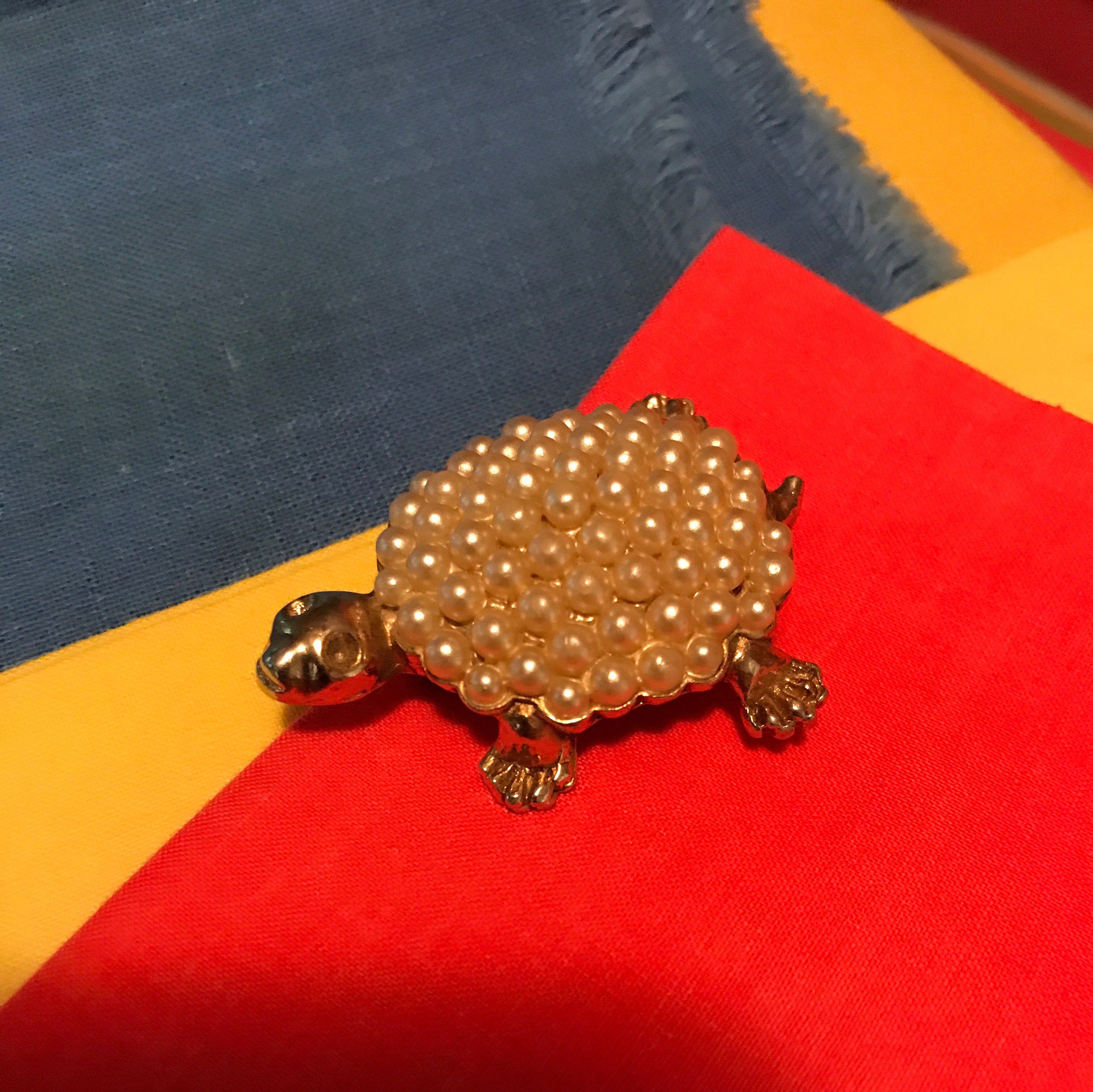 A very Pretty Old Vintage Goldtone Turtle Figural Pin with Faux Pearl ...