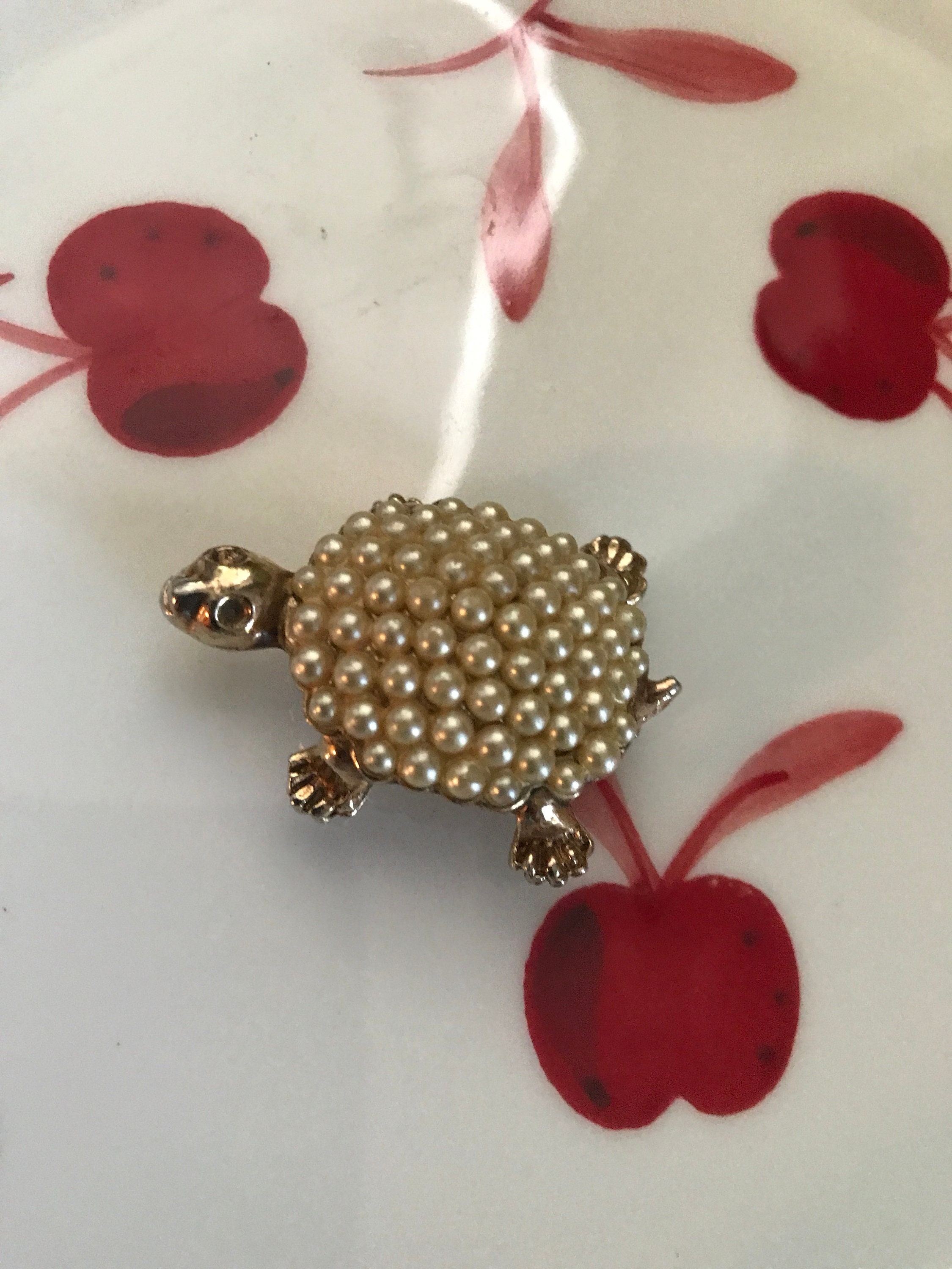 A very Pretty Old Vintage Goldtone Turtle Figural Pin with Faux Pearl ...
