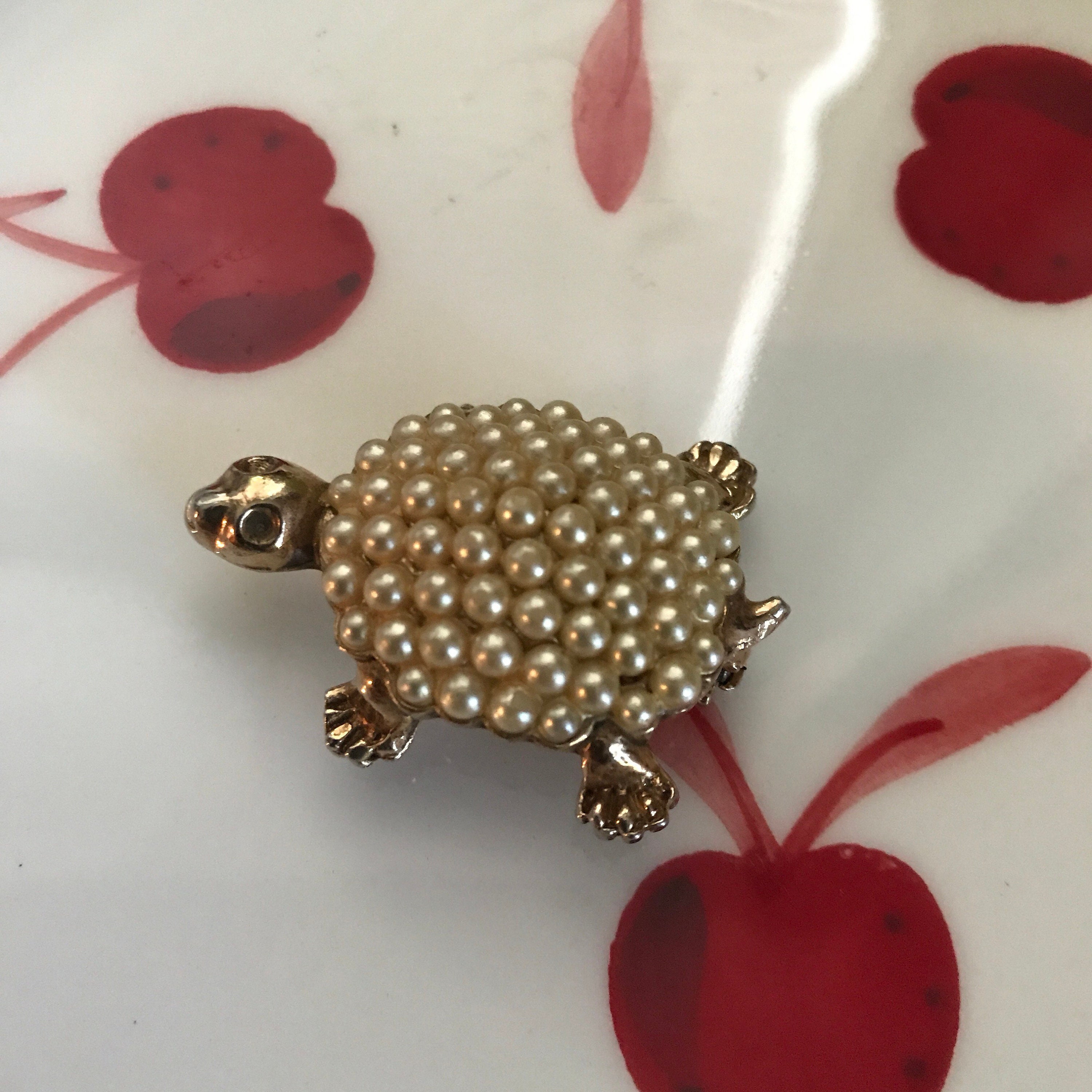 A very Pretty Old Vintage Goldtone Turtle Figural Pin with Faux Pearl ...
