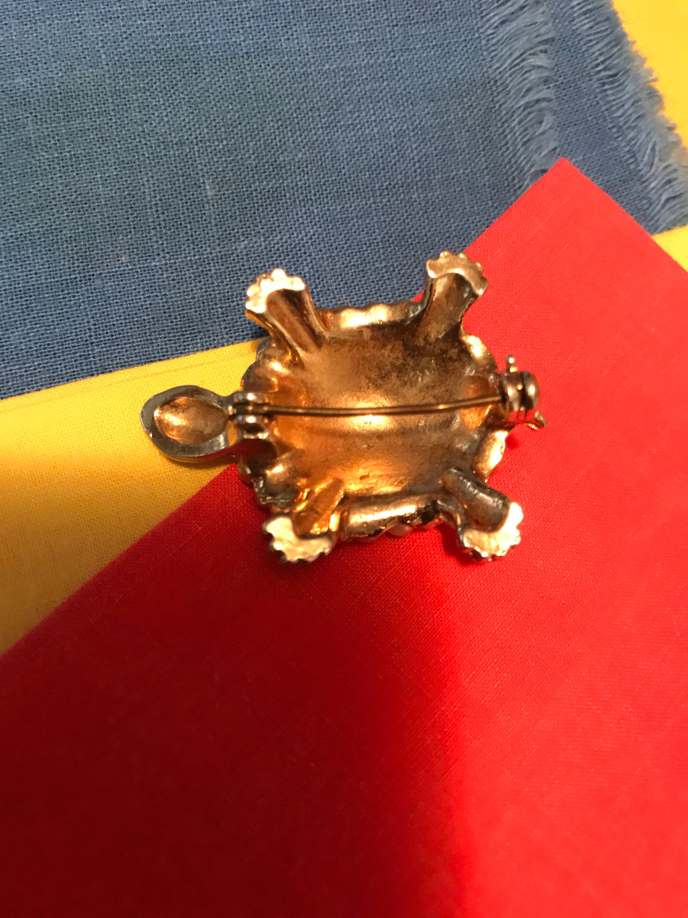 A very Pretty Old Vintage Goldtone Turtle Figural Pin with Faux Pearl ...