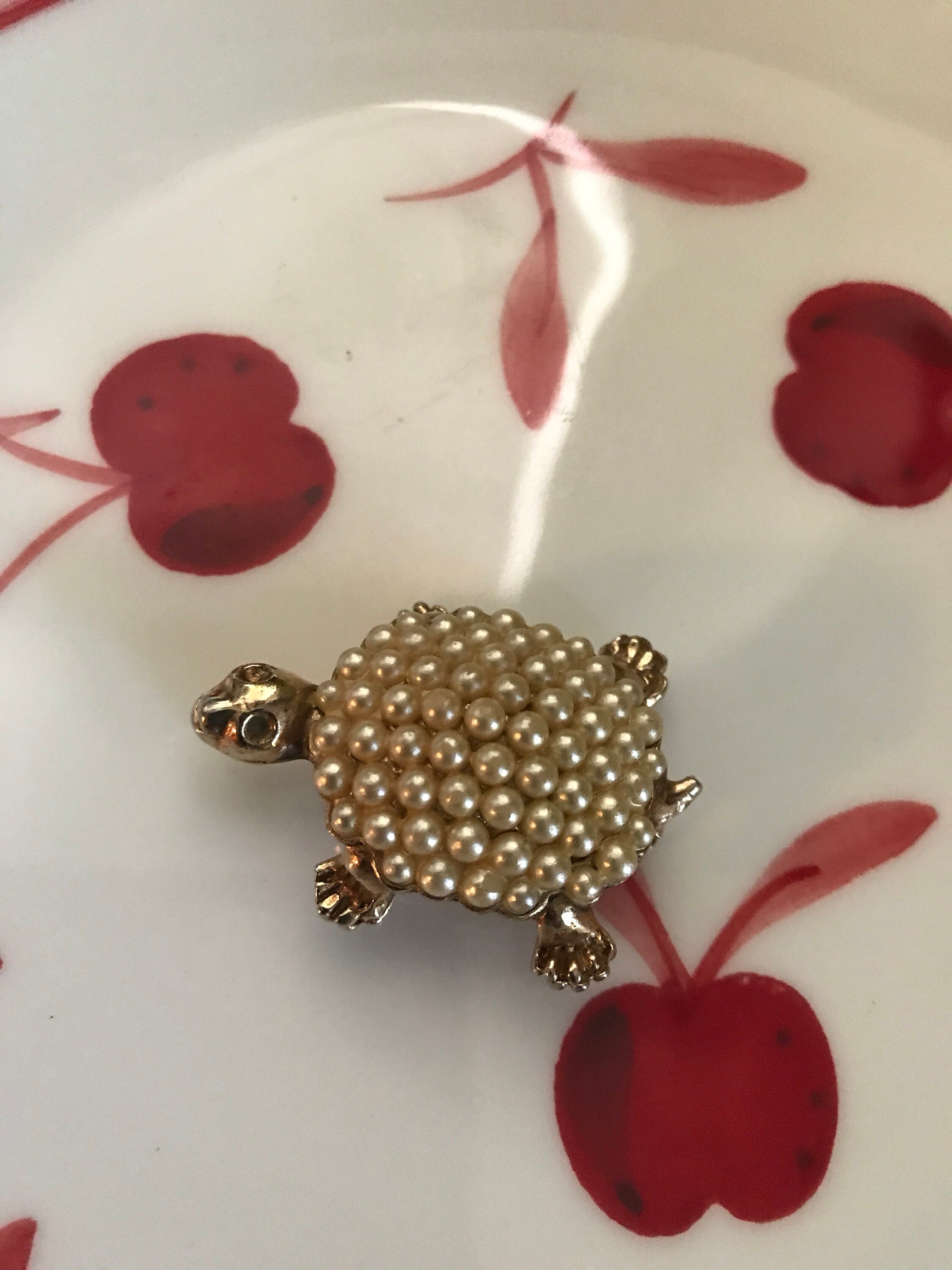 A very Pretty Old Vintage Goldtone Turtle Figural Pin with Faux Pearl ...