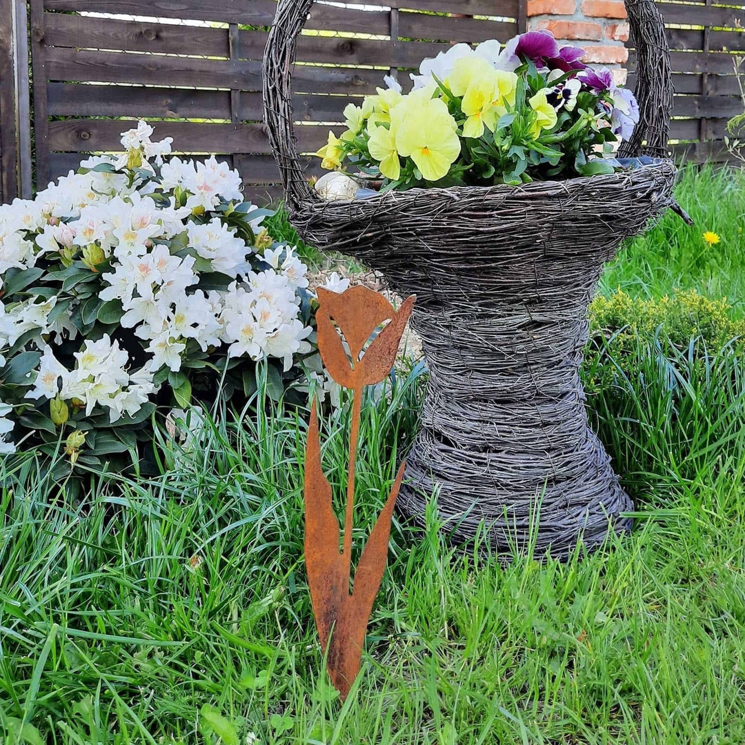 Metal Tulip Flower Garden Stake, Metal Tulip Garden Art, Rusty Flower ...