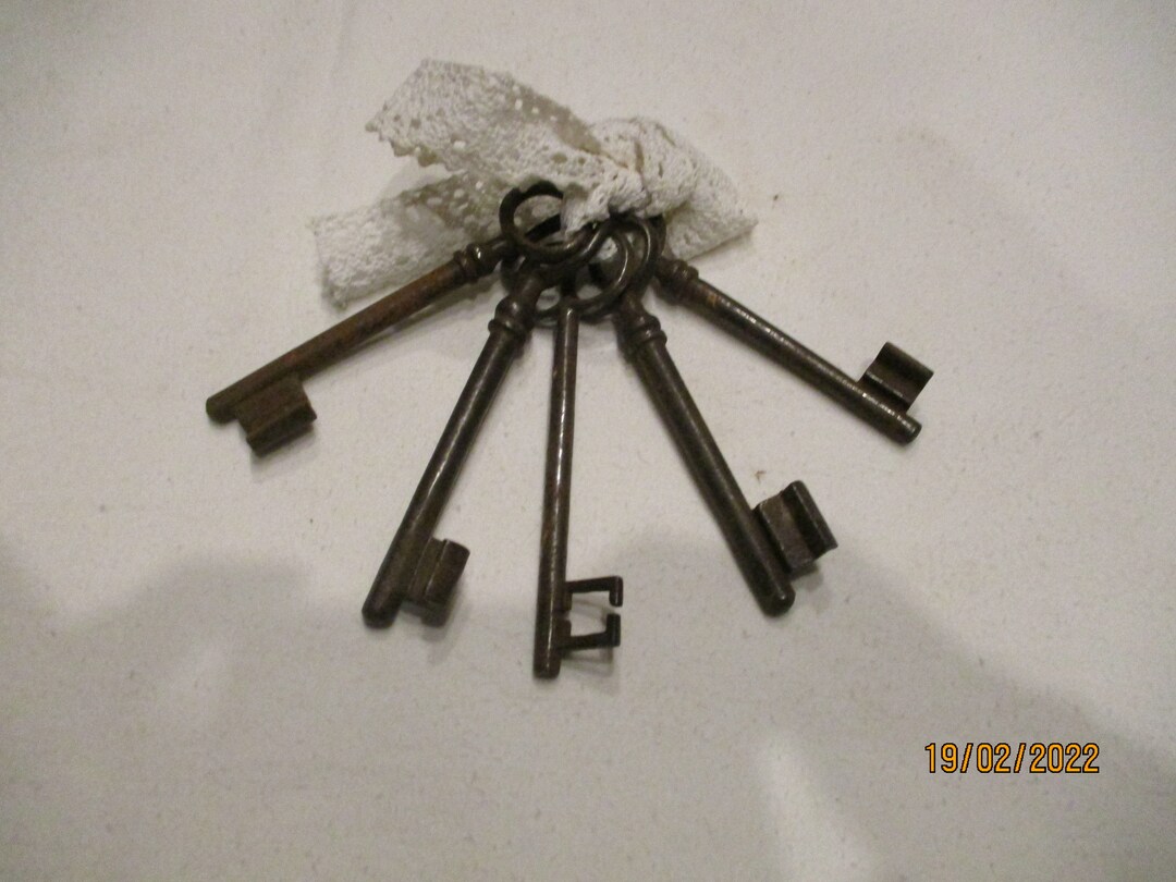 5 Antique Keys, Keychain, Rusty, Bow, Lace, Beard Key, Door, Closet ...