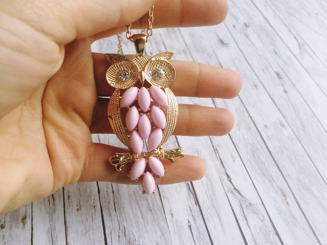 Collar dorado con búho protector en rosa en piedras preciosas - Etsy España