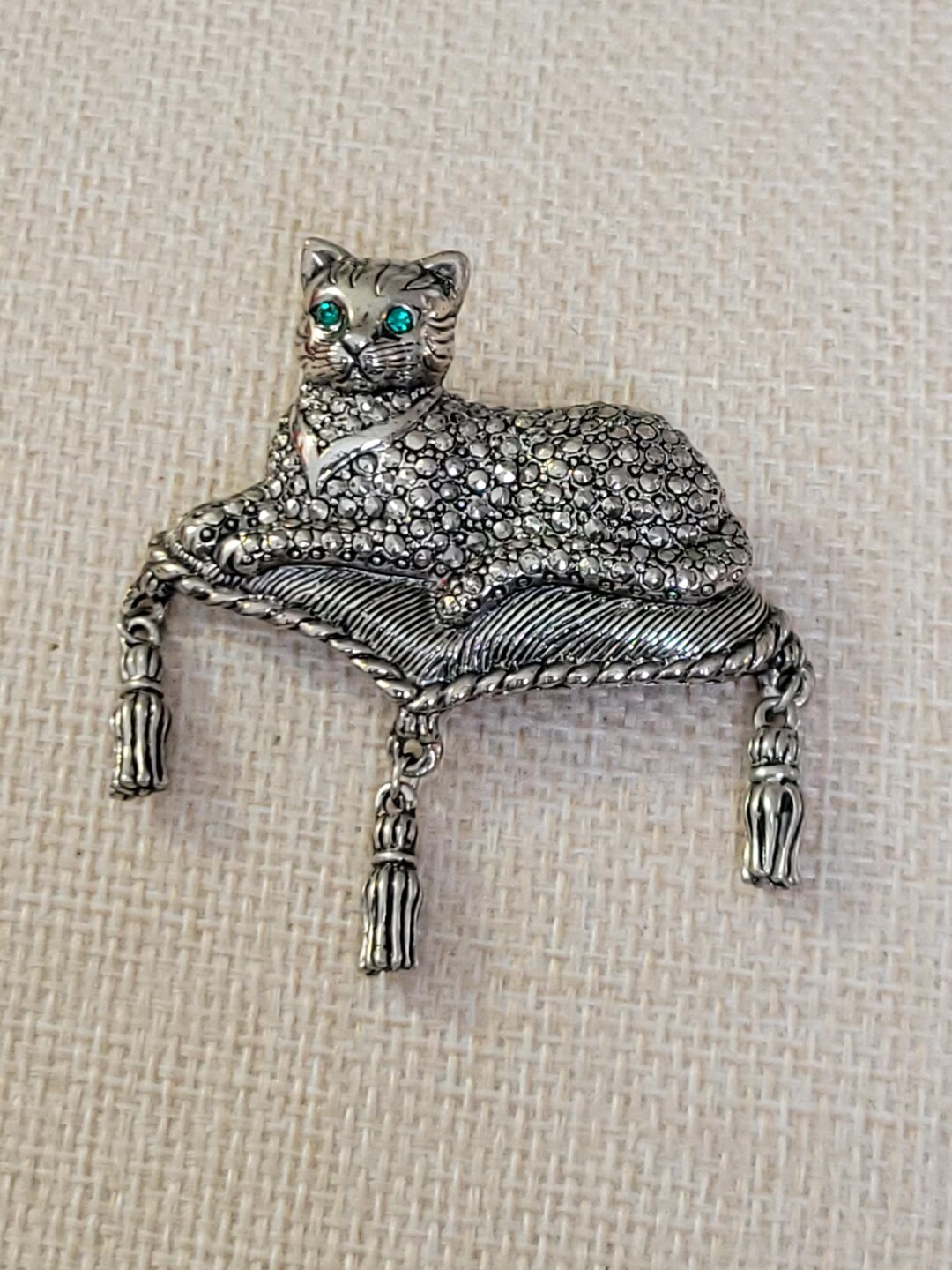 AVON Silver Tone Regal Cat Kitty on Pillow With Dangle Tassles Green ...