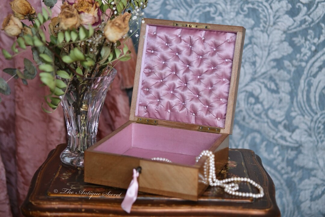 Equisite and Feminine Antique Victorian Napoleon III Jewelery Box in ...