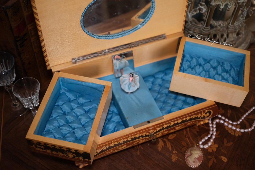 Fabulous 1930 Italian Sorrento Music Box With Renaissance Style Inlay ...