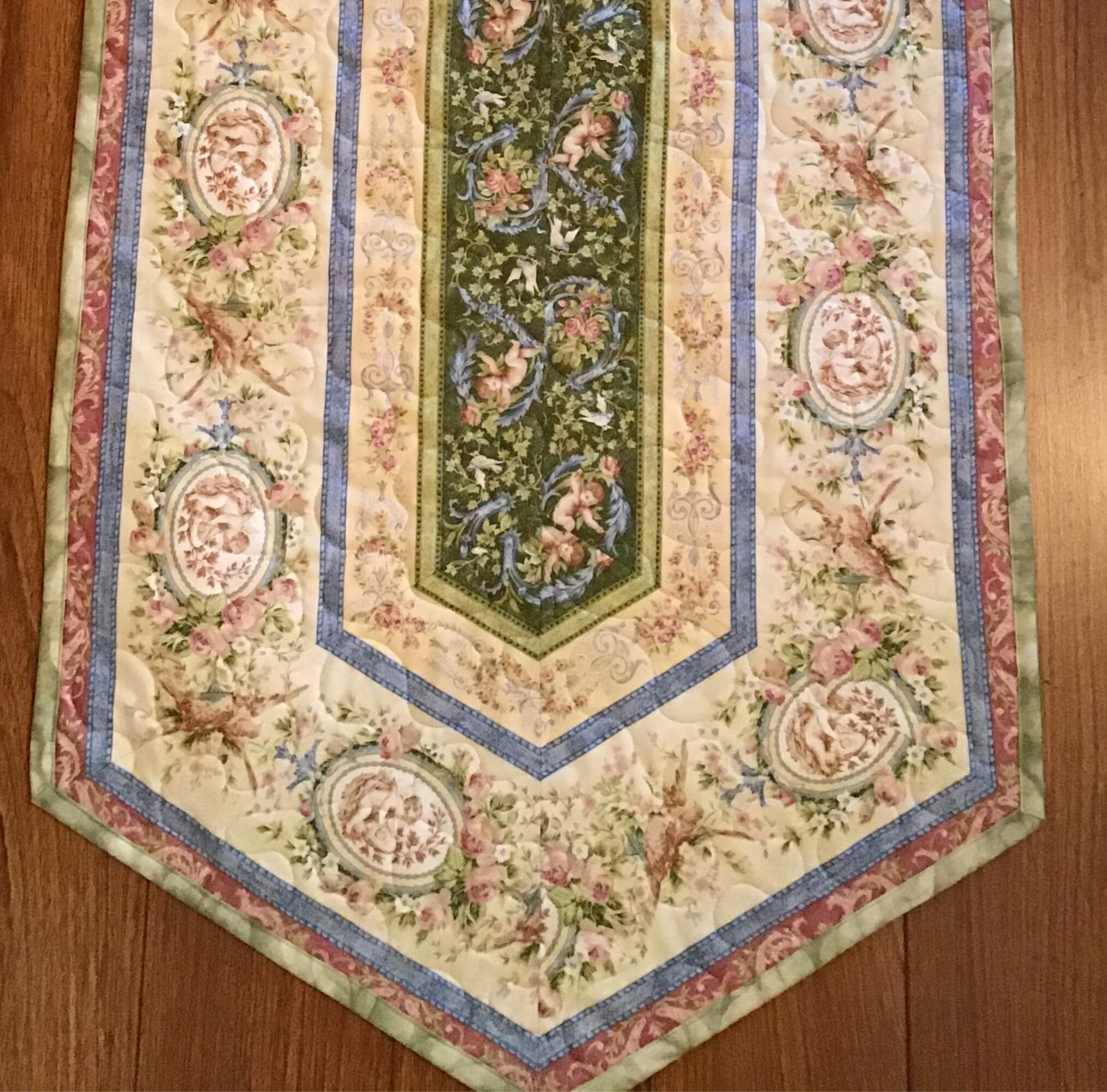 Angel Table Runner Quilts for Sale Quilted Table Runner - Etsy.de