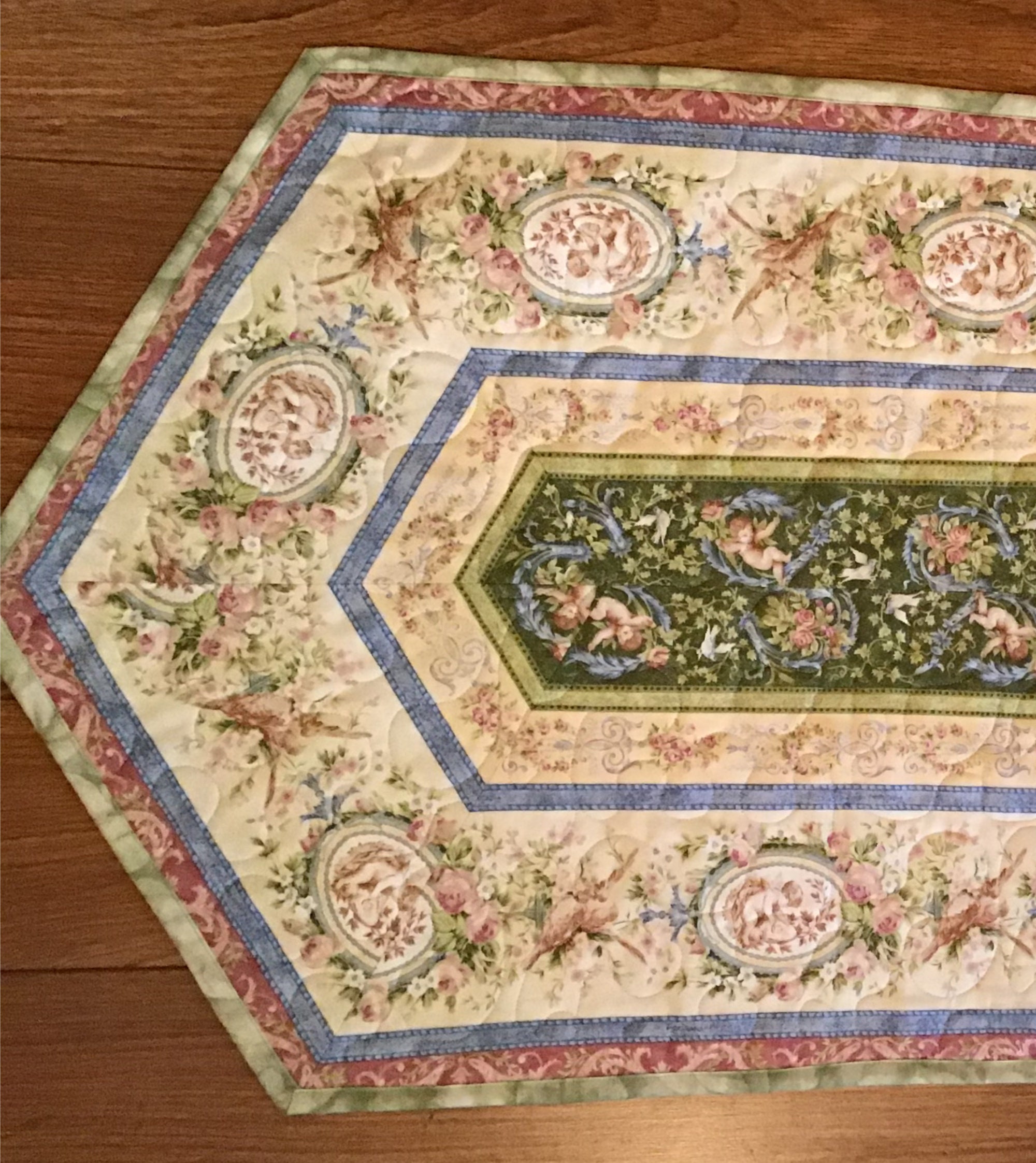 Angel Table Runner Quilts for Sale Quilted Table Runner - Etsy.de