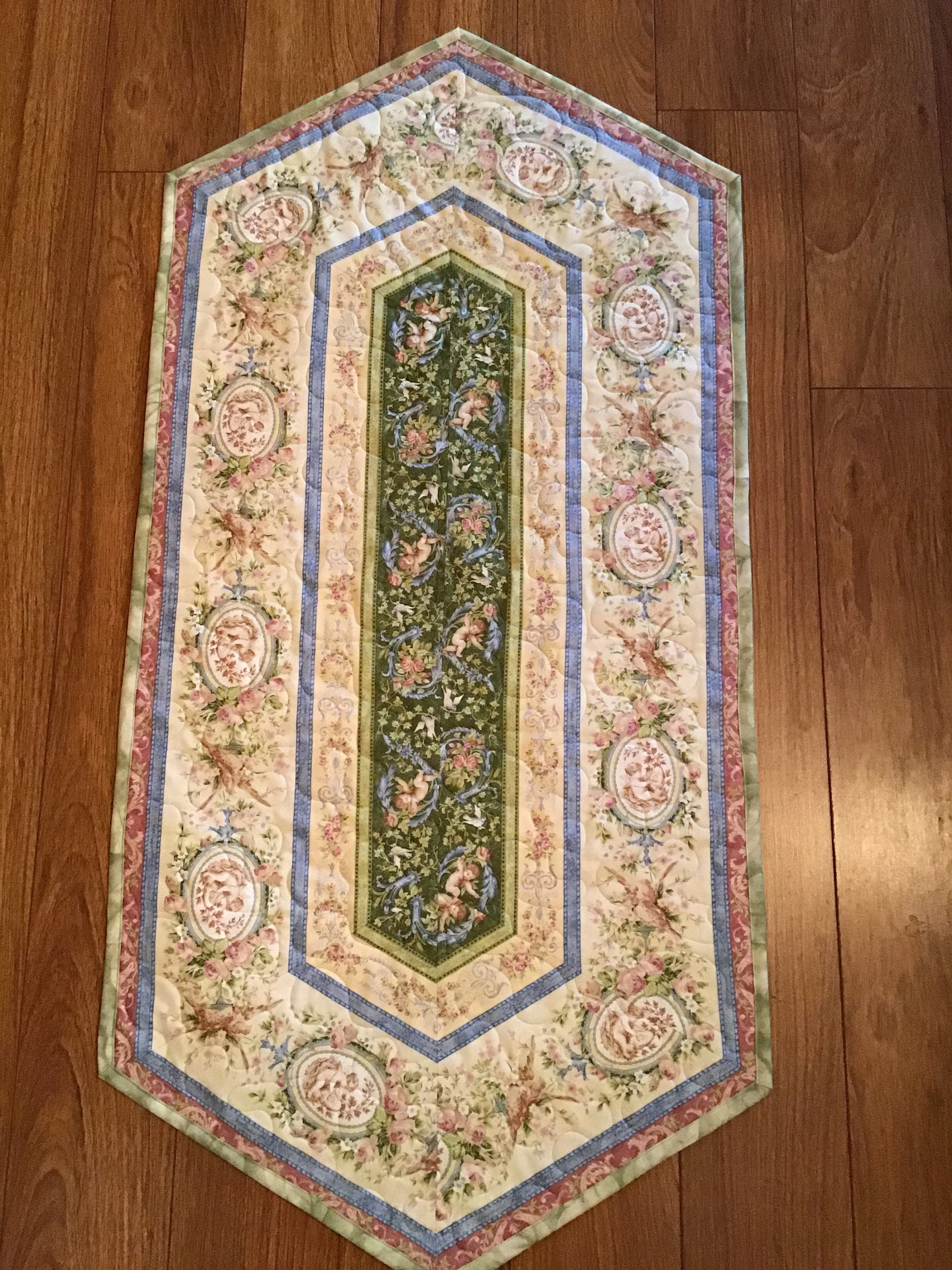 Angel Table Runner Quilts for Sale Quilted Table Runner - Etsy.de