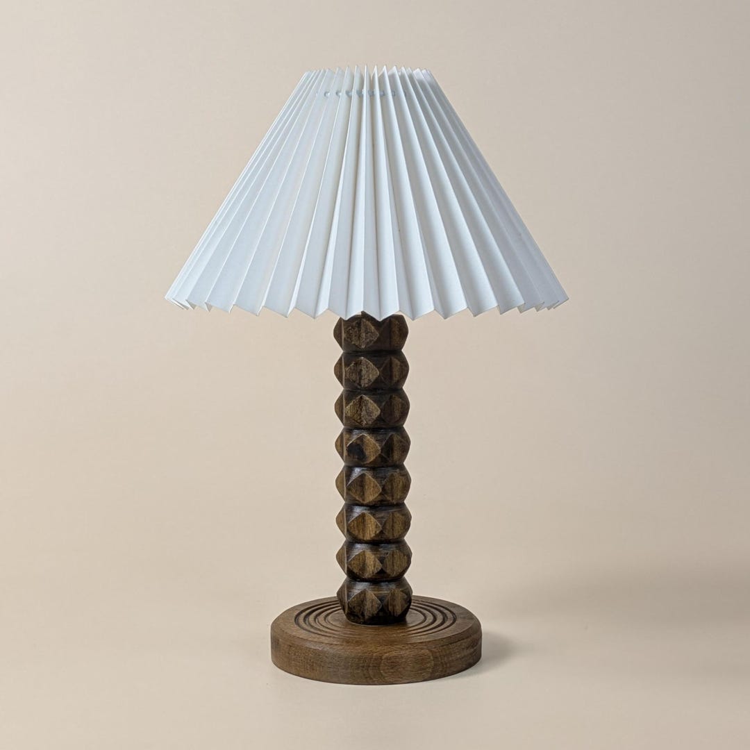 Abajur de mesa Art Déco francês de 1940 em madeira torneada e abajur ...