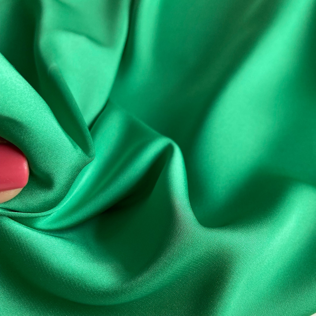 Increíblemente hermosa tela de seda fluida, liviana y bellamente caída ...