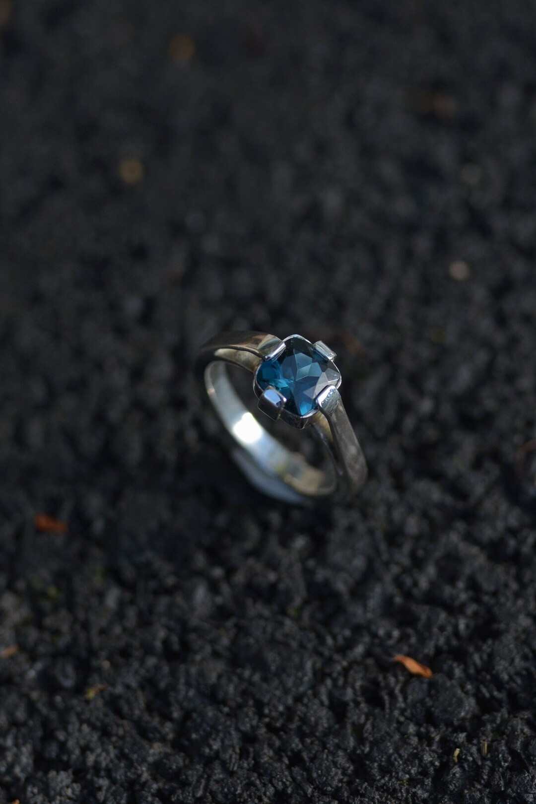 "androgynous" Ring in 925/000 Silver & London Blue Topaz - Etsy