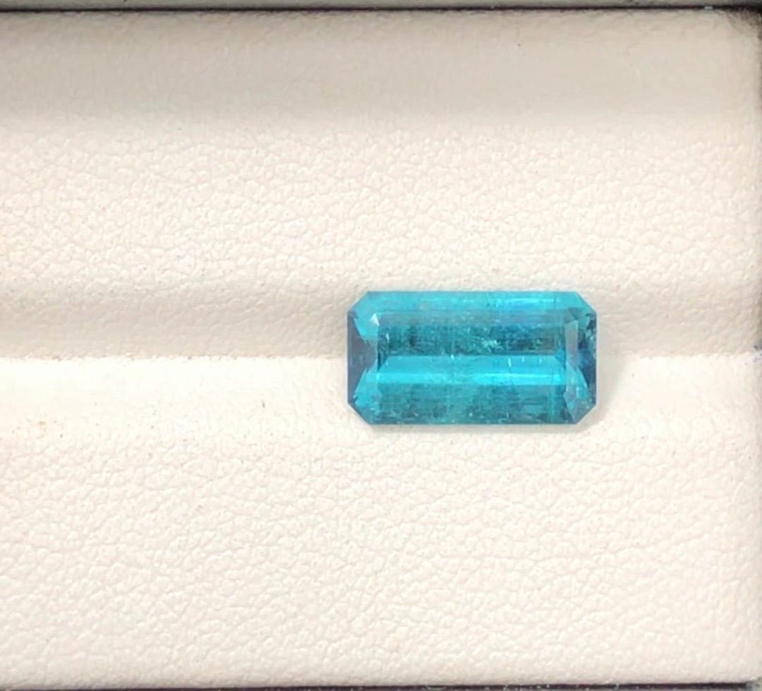 Bellissima tormalina blu sfaccettata da 2,87 carati naturale ...