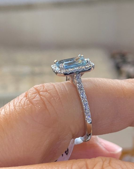 Aquamarine white gold engagement rings store