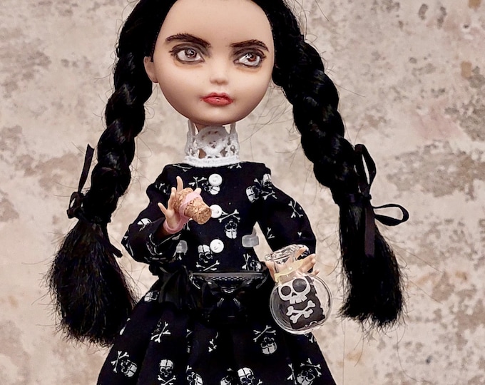 Monster High/ Ever After High Repaint" Miss Addams", Wednesday Addams ...
