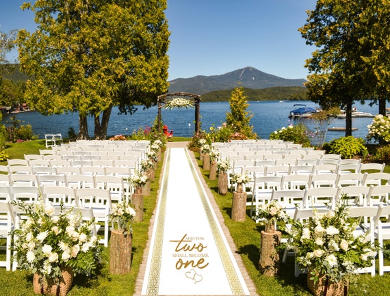 Gold wedding aisle runner | Beachweddingtips.com