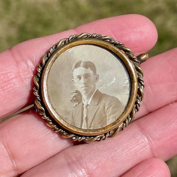 Antique photo brooch early 1900s C clasp pin Victoria… - Gem