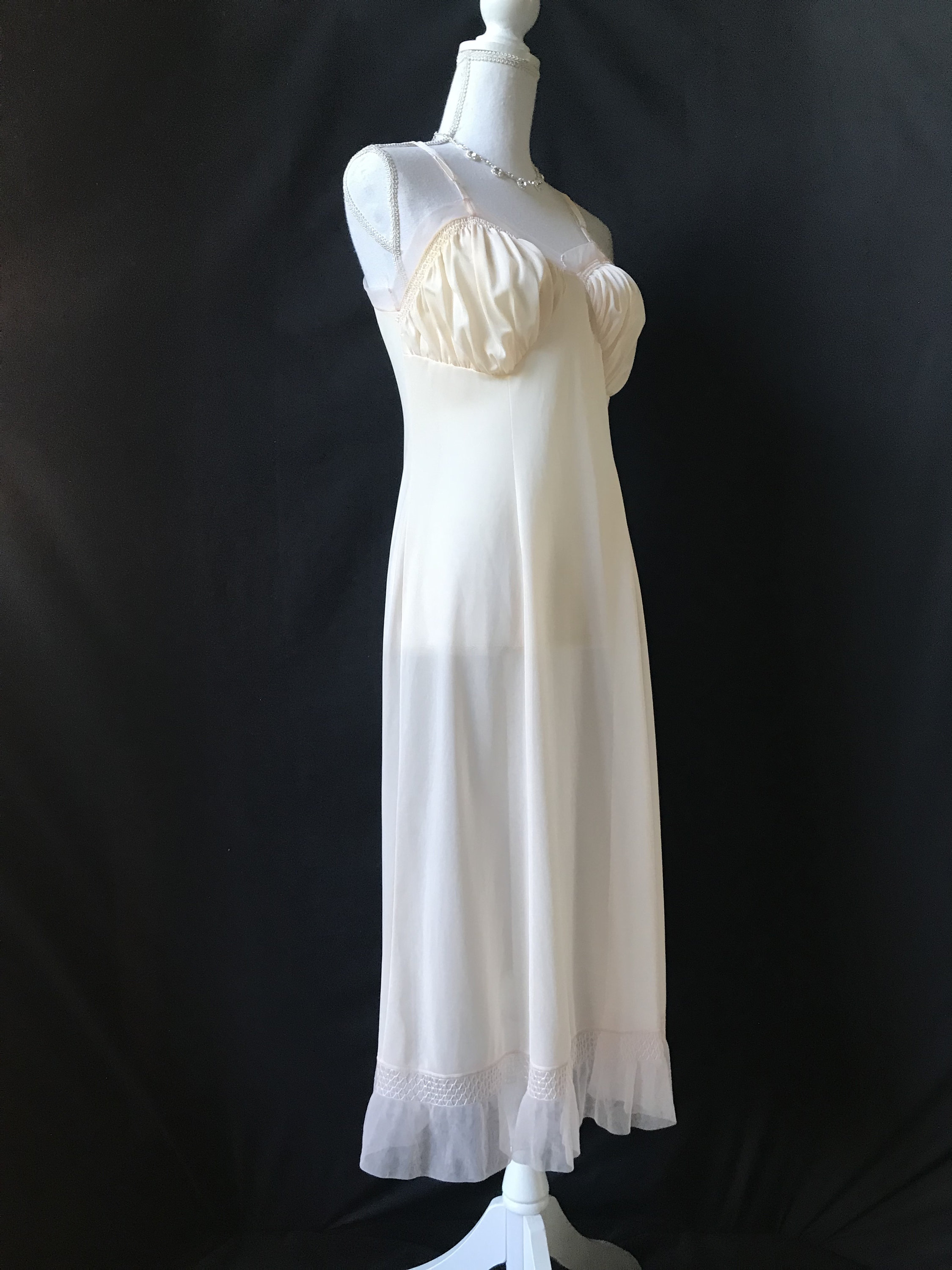 Vintage Creamy / Champaign / Lightish Pink Slip by Munsingwear Size ...