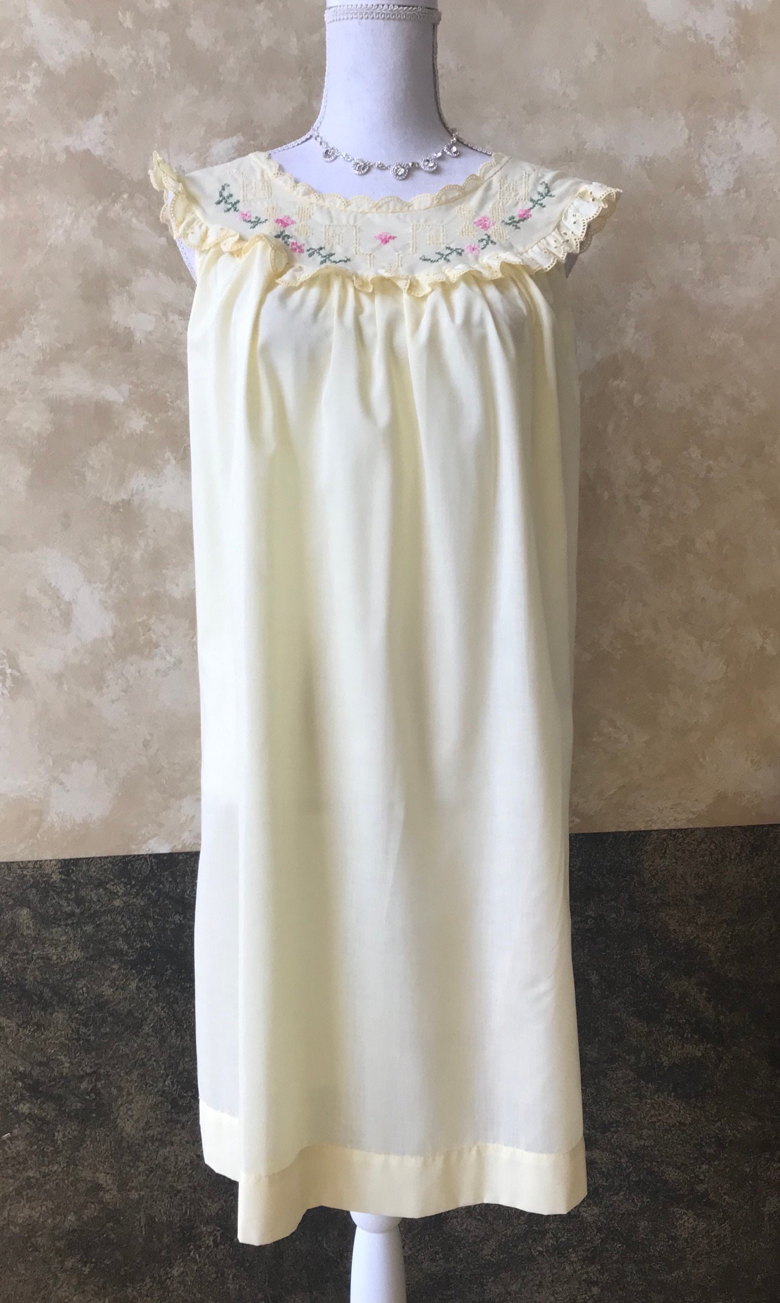 Pretty Vintage 1970s Short Yellow Night Gown / Nightgown With - Etsy