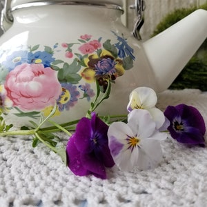 Vintage Enameled Tea Kettle. This Gorgeous Flower Adorned Cream Tea ...