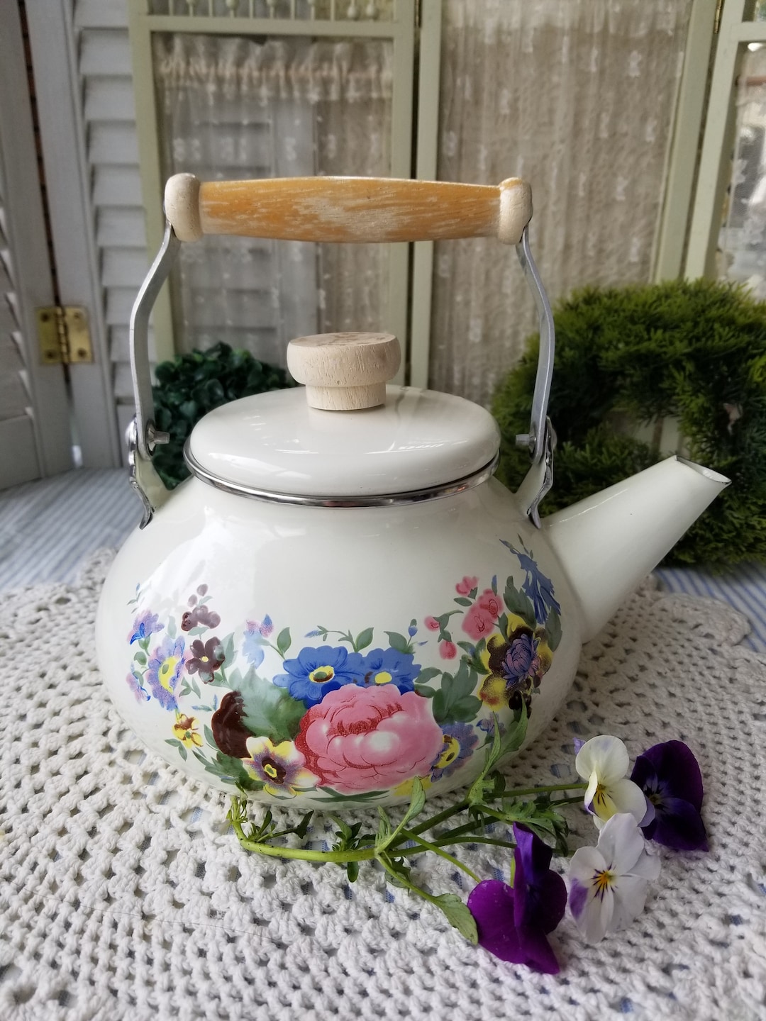 Vintage Enameled Tea Kettle. This Gorgeous Flower Adorned Cream Tea ...