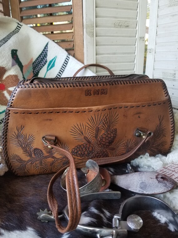 This rustic tooled leather purse is the perfect boho … - Gem