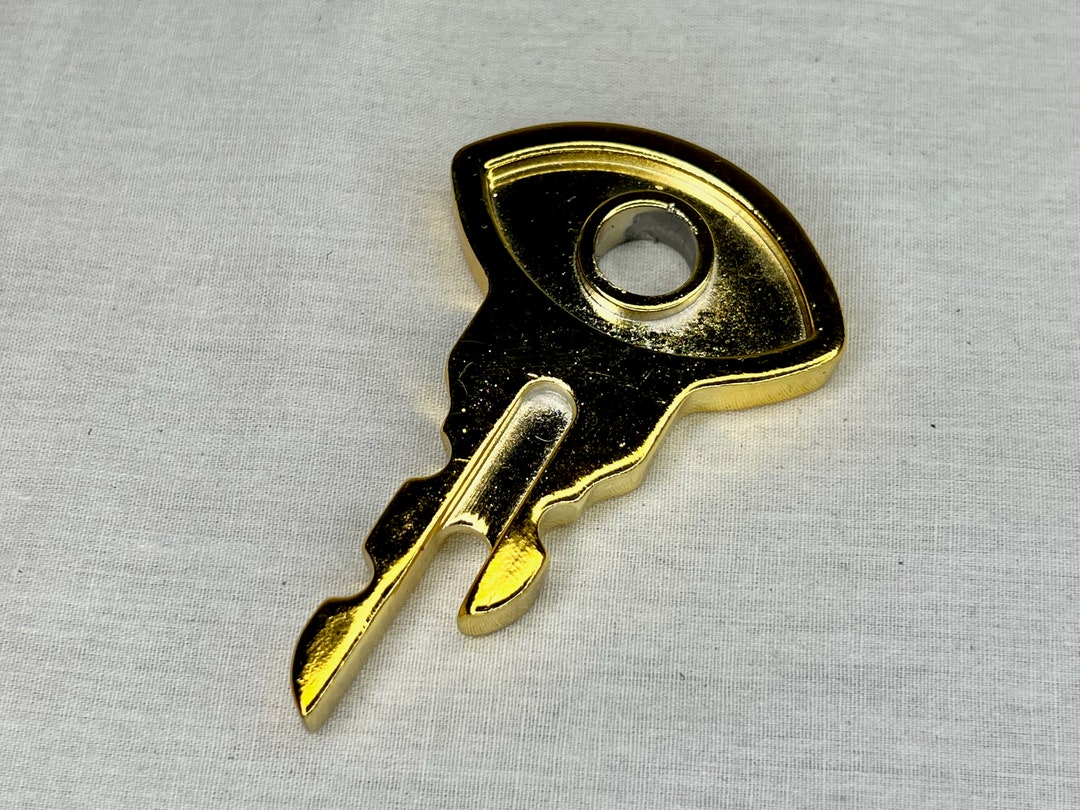 007, Goldeneye Gold Key, Real Prop Replica, Gold Plated Metal, Signed ...