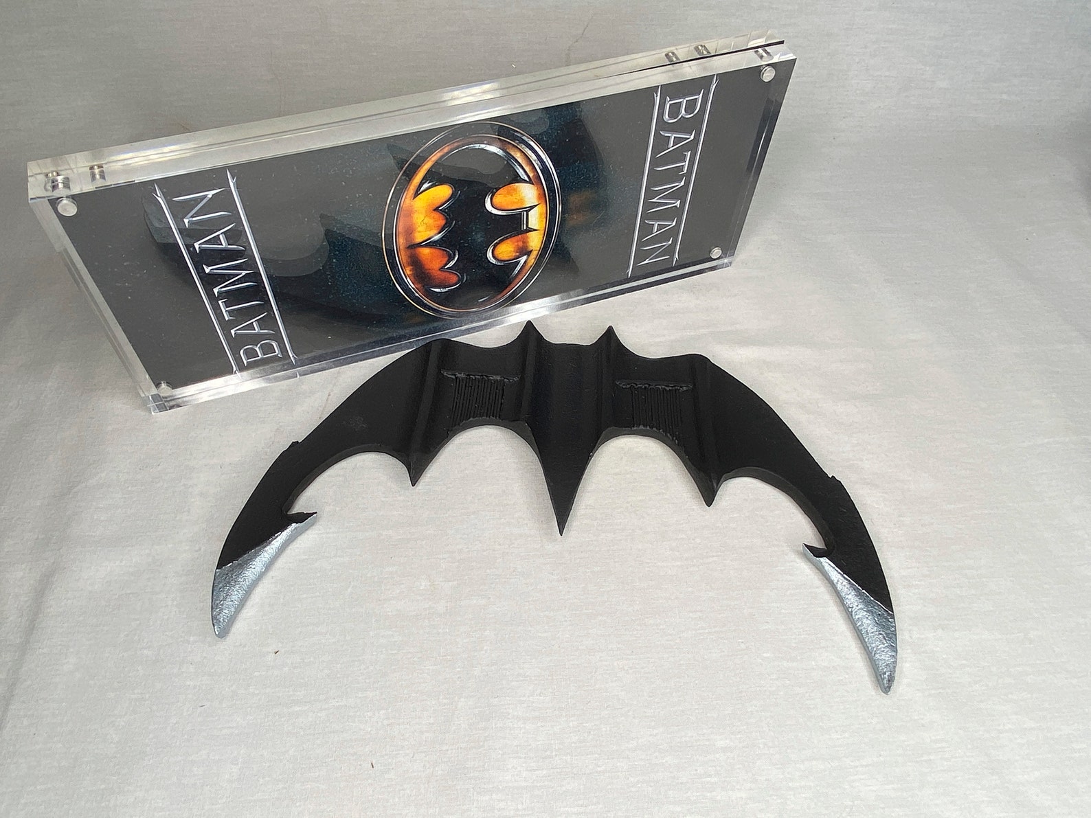 Batarang de Batman (1989), resina sólida, placa de exhibición, réplica ...