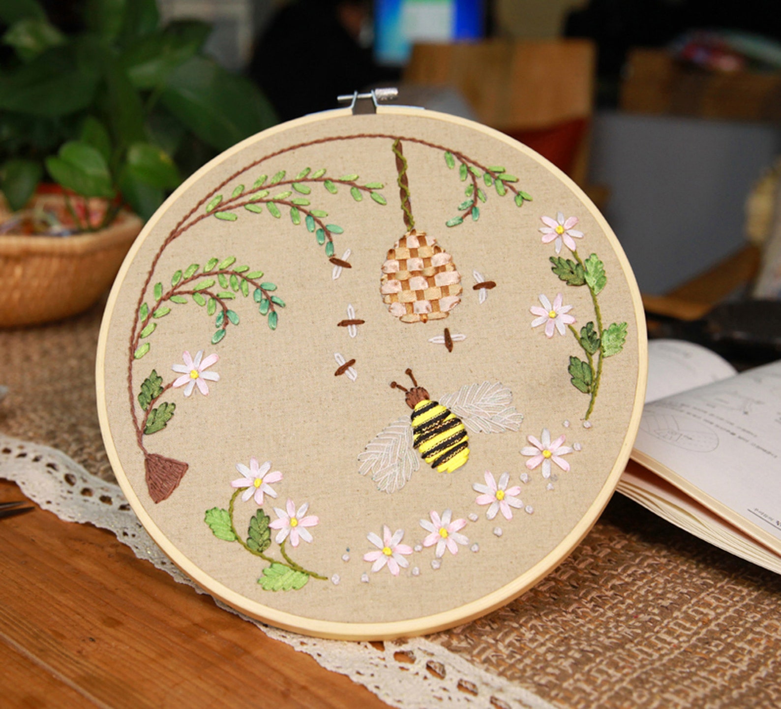 Floral Bee Embroidery Pattern-modern Embroidery Kit-bee Hand Embroidery ...