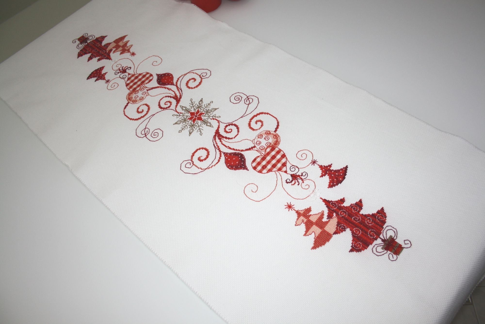 DIY Farmhouse Embroidery Decor, Table Runner With Xmas Tree and Hearts ...