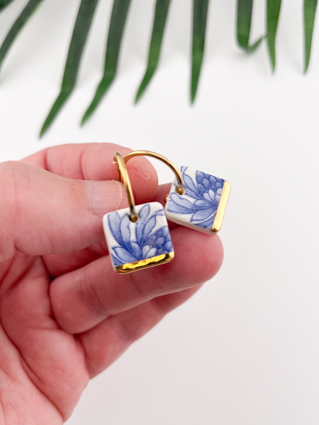 Vintage blau Porzellan - quadratische Ohrringe an kleinen Gold Creolen, Delft Blau Ohrringe ...