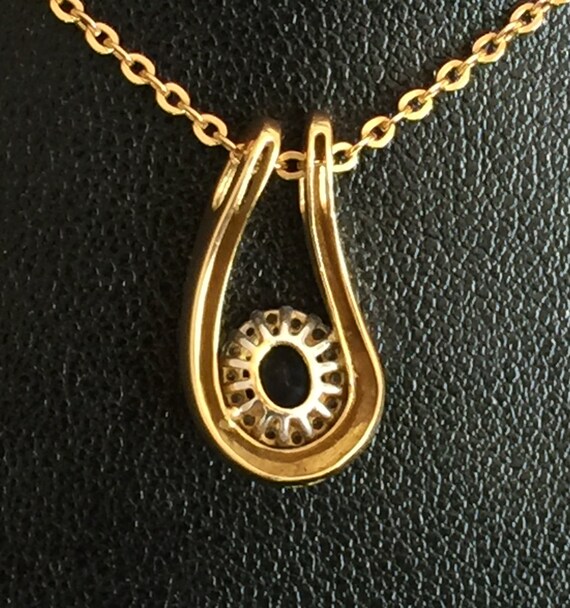 Pendentif original et moderne avec un saphir et un en… - Gem