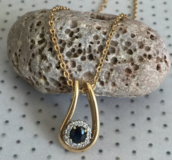 Pendentif original et moderne avec un saphir et un en… - Gem