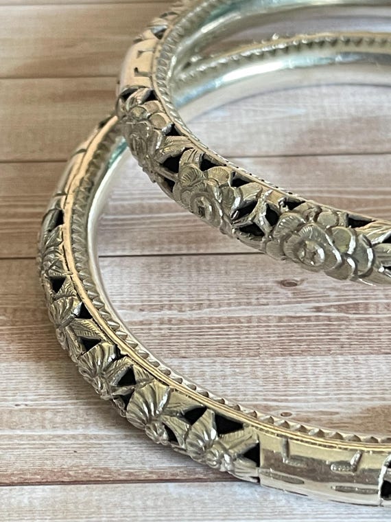 Vintage floral motif bangle in solid silver - Gem