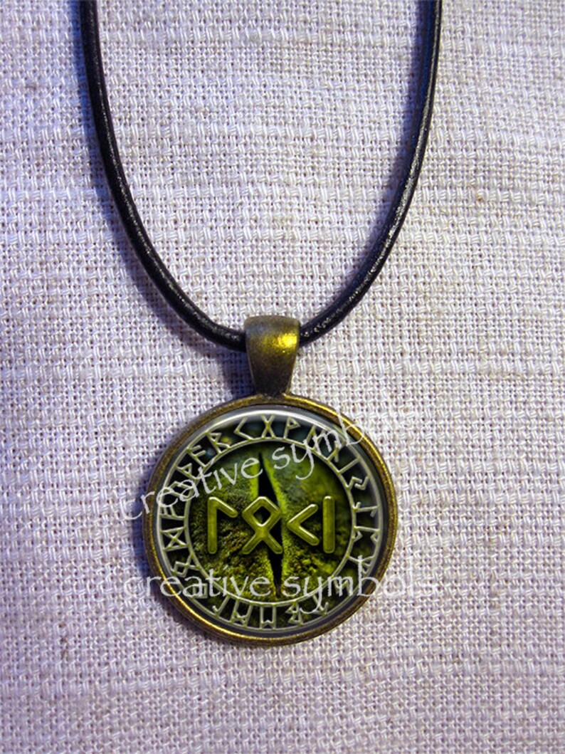 Colgante De La serpiente eye Loki en círculo de runa con - Etsy España