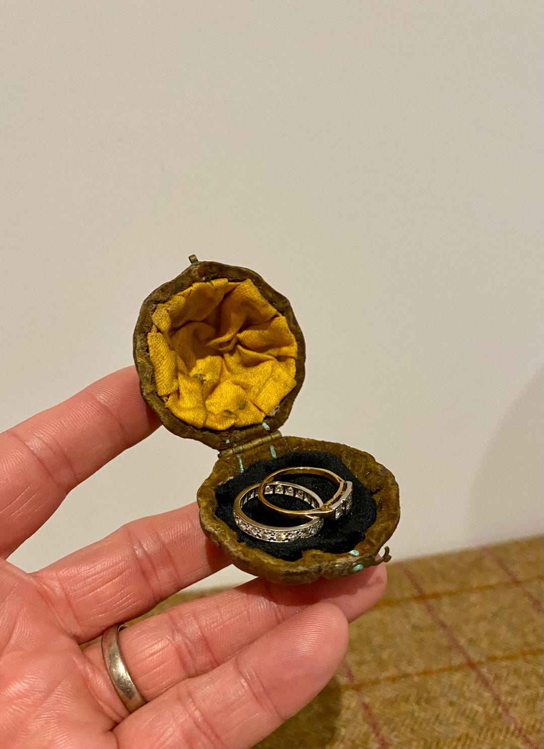 Small Victorian Antique Jewelry Box. Vintage Shell Shaped Jewellery Box. Old Clam Shaped Jewelry ...