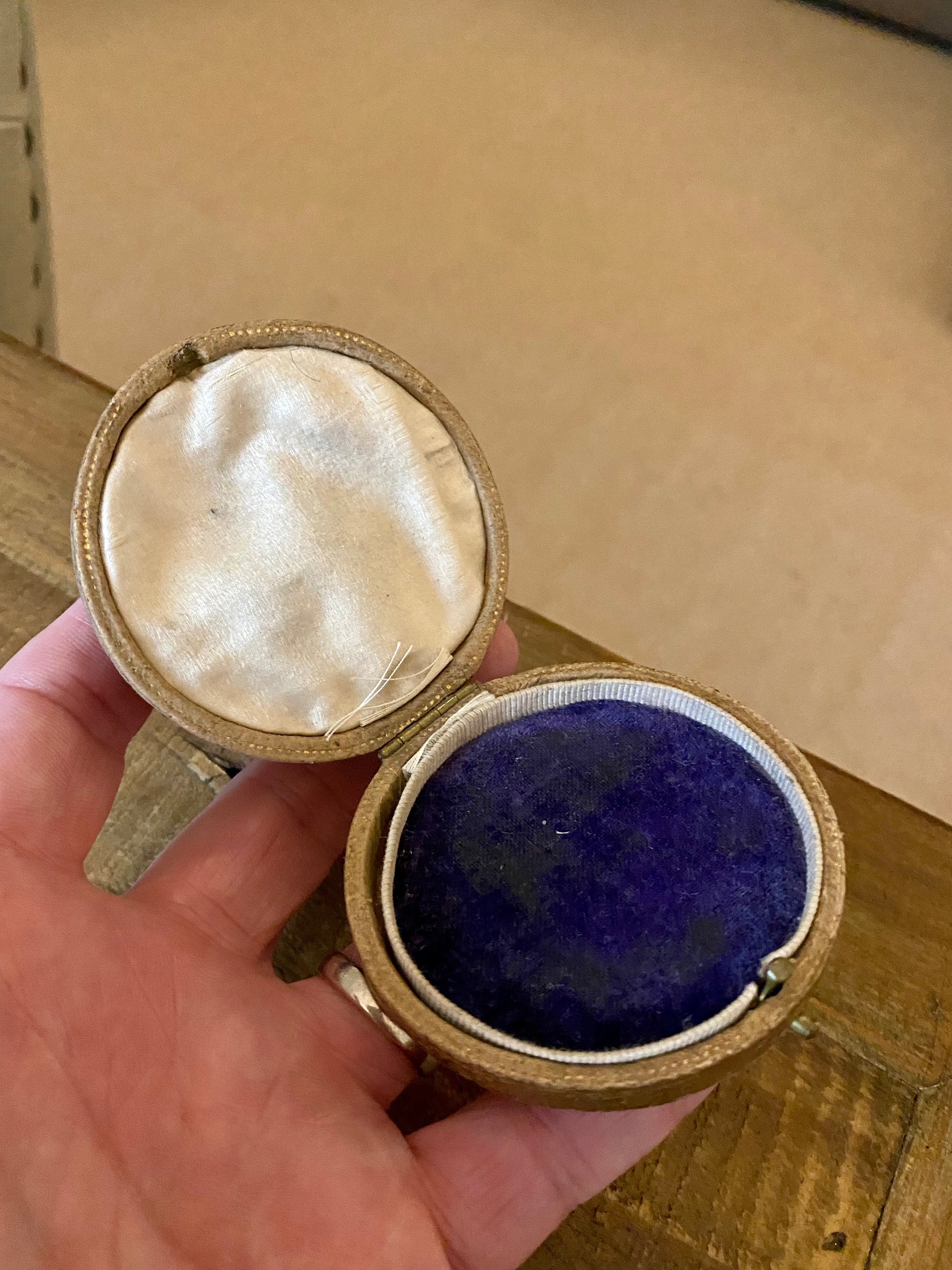 Small Round Leather Antique Jewellery Box. Vintage Jewelry - Etsy UK
