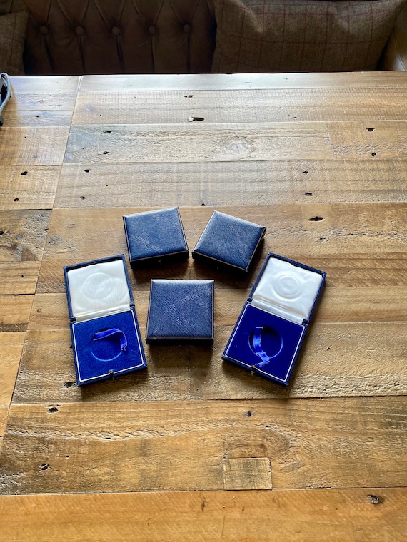 Five vintage medallion boxes. - Gem