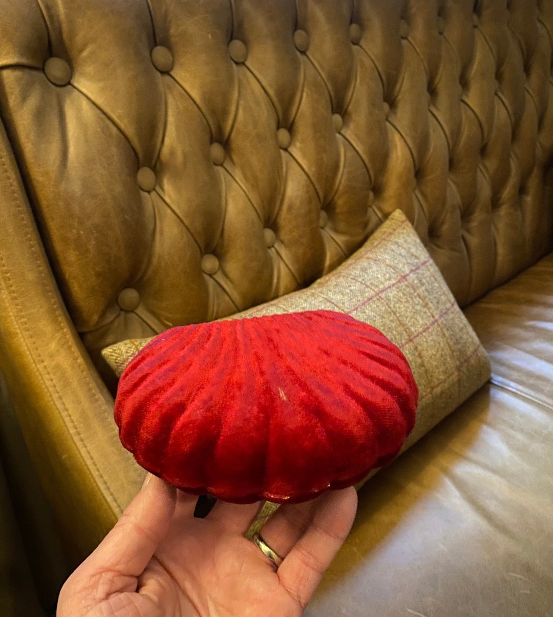 Vintage Velvet Jewellery Box. Retro Clam Shaped Jewelry Box. Shell ...