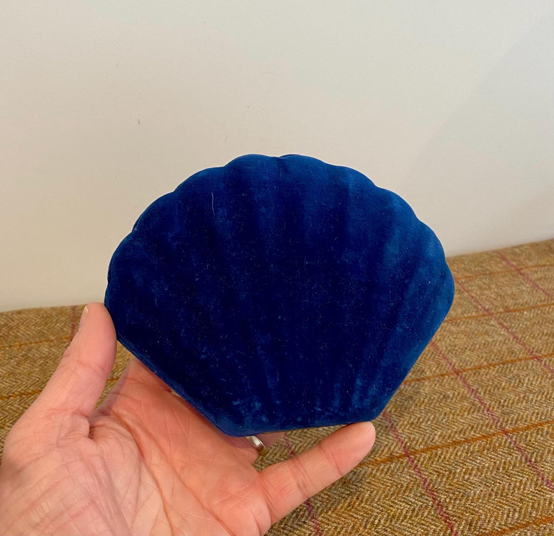 Wonderful Vintage Velvet Jewellery Box. Retro Clam Shaped Jewelry Box ...