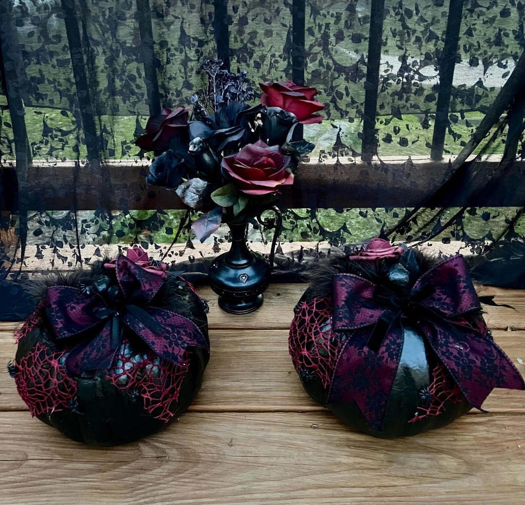 Victorian Gothgirl Exclusive! Black Heart Pitcher Floral Centerpiece ...