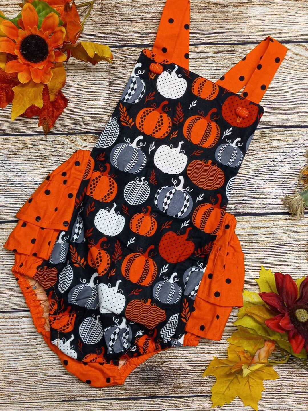 Mono de calabaza hecho a mano con volante de lunares, atuendo de otoño ...